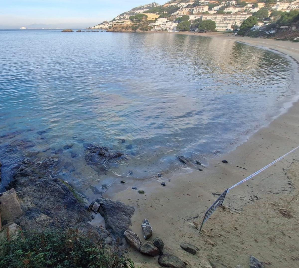 Roses prohibeix el bany a la platja de l'Almadrava fins dilluns per la ...