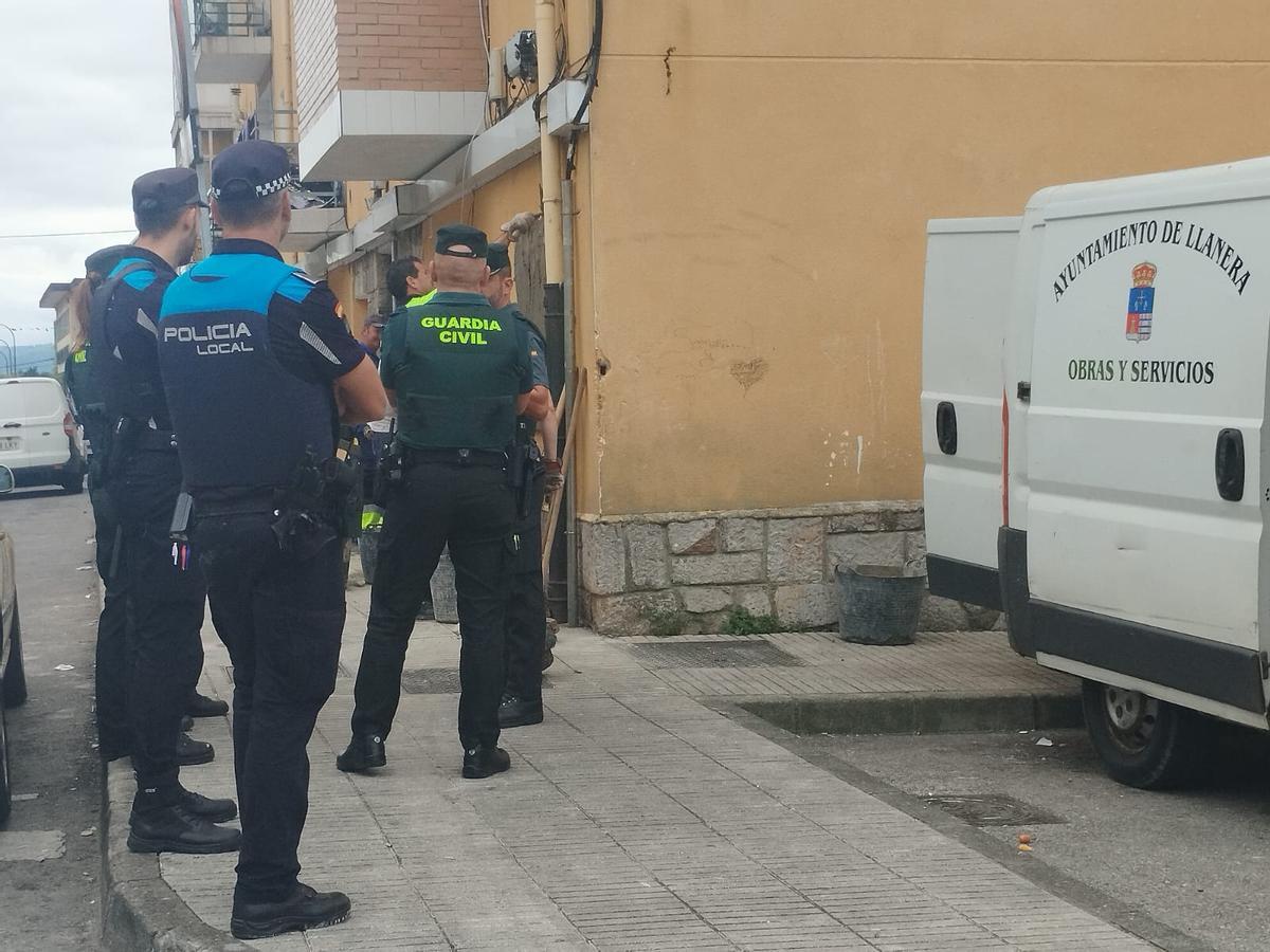 Revuelo en Lugo de Llanera por el desalojo de okupas en las Casas de Villa
