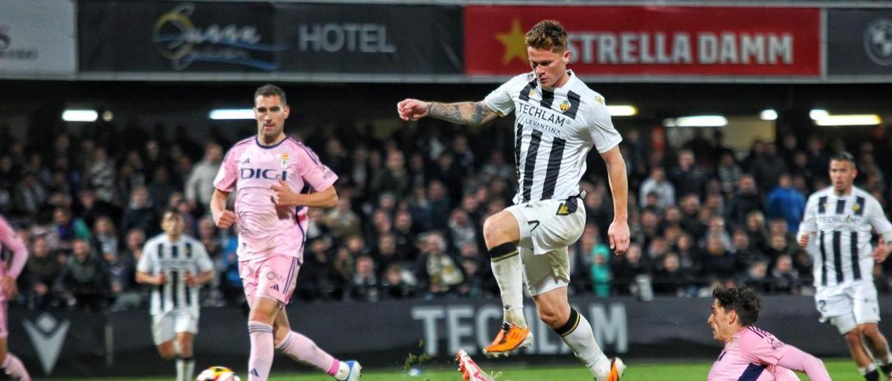 El Castellón hace hueco con las salidas de Gronning y Cristian