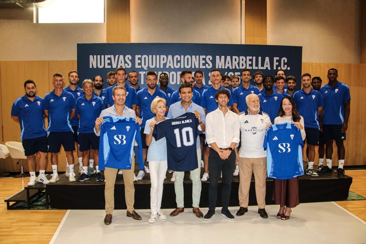 El Marbella FC presenta la equipación con la que jugará la próxima ...