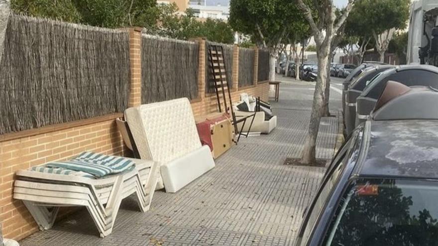 MULTAS BASURA IBIZA | Multa a un «vecino incívico» por tirar en la calle muebles y enseres en Ibiza