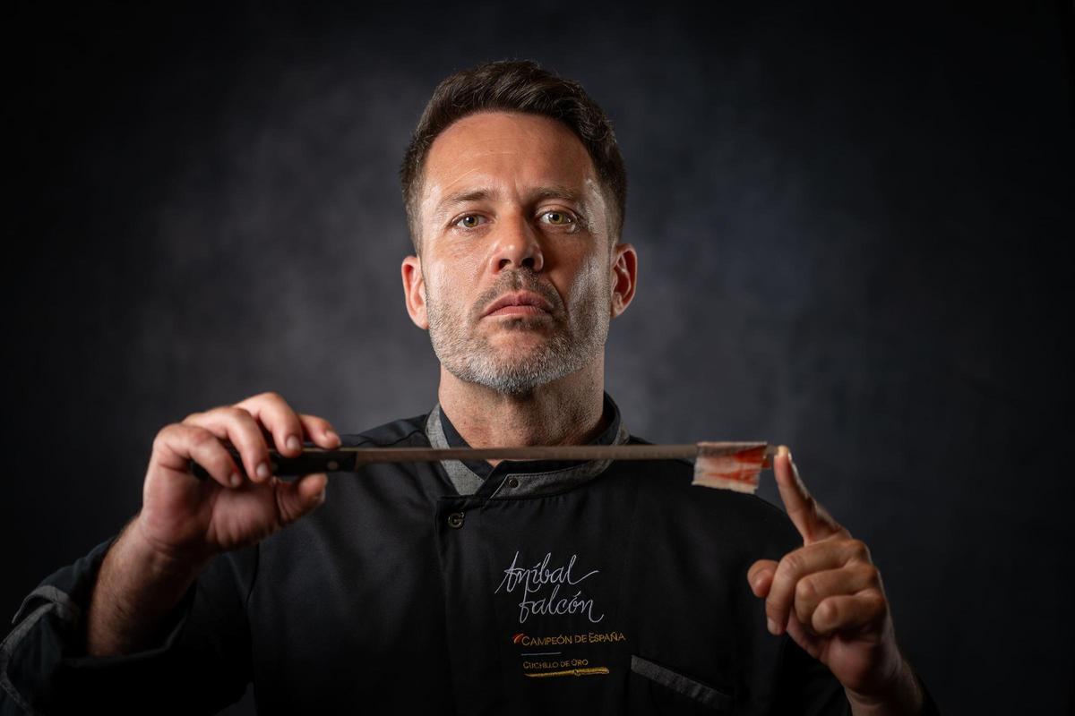 Aníbal Falcón, la leyenda canaria en el corte de jamón