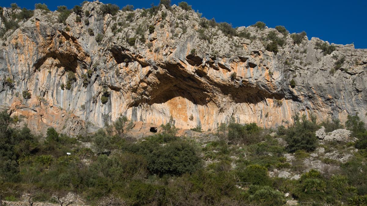 Castell de Castells: abrigos naturales y pinturas rupestres