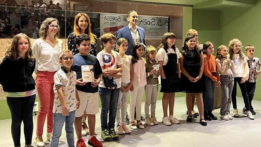 Los niños de Benissa dan vida a los cuentos de la escritora poblera ...