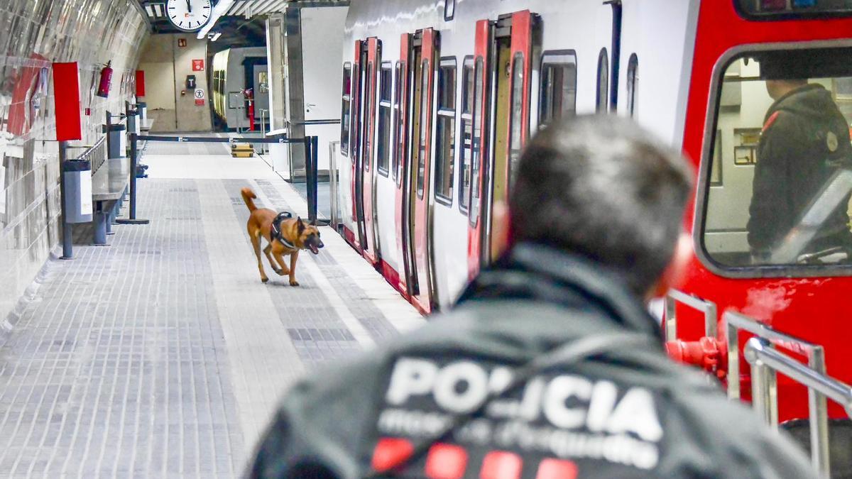 La antigua estación de Sabadell Rambla de FGC acoge una jornada de prácticas de la unidad canina ...