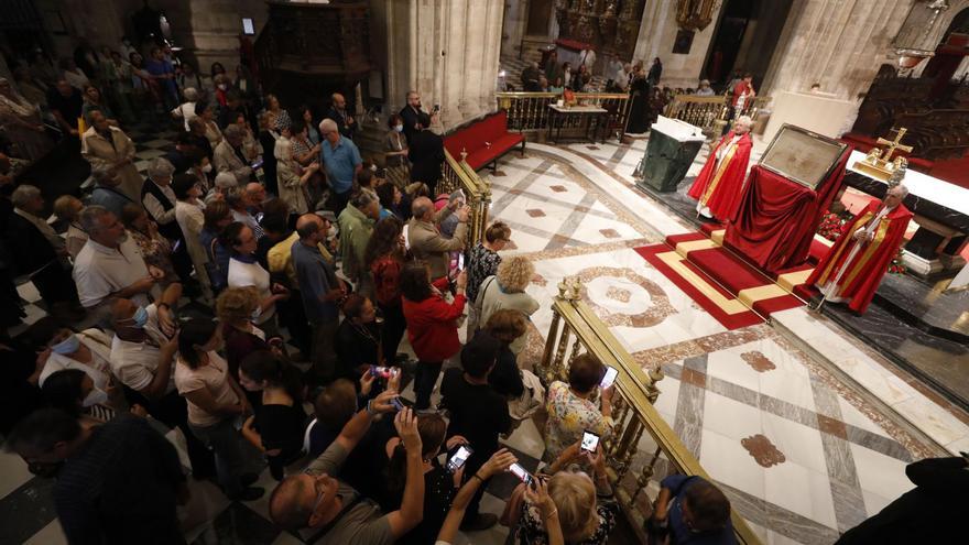 El santo sudario y la Cruz de los Ángeles llenan de fieles la Catedral ...
