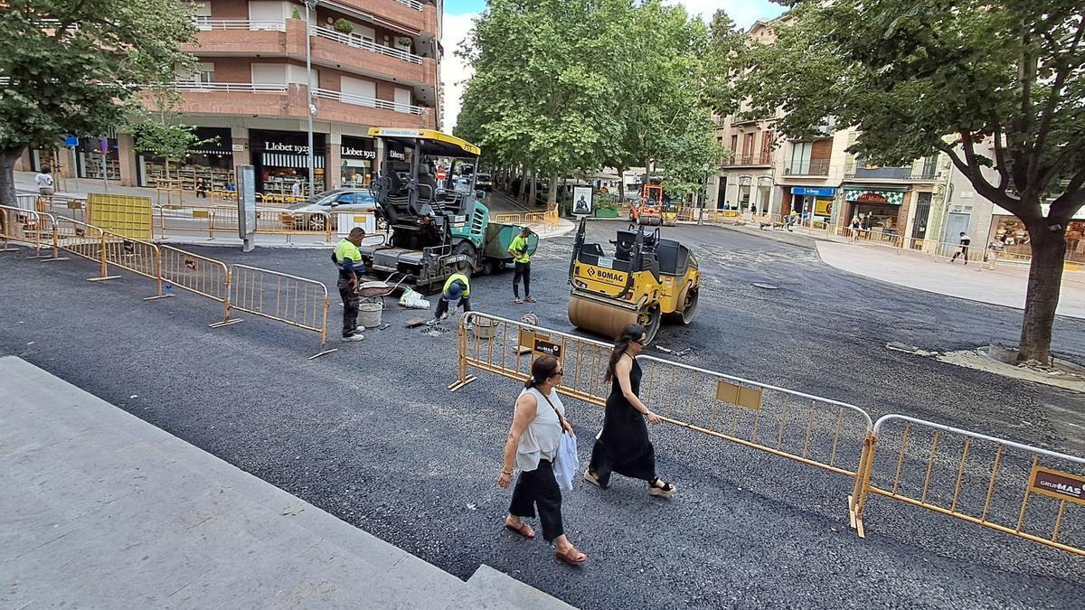 La plaça de Neus Català i Pallejà de Manresa ja és d'asfalt