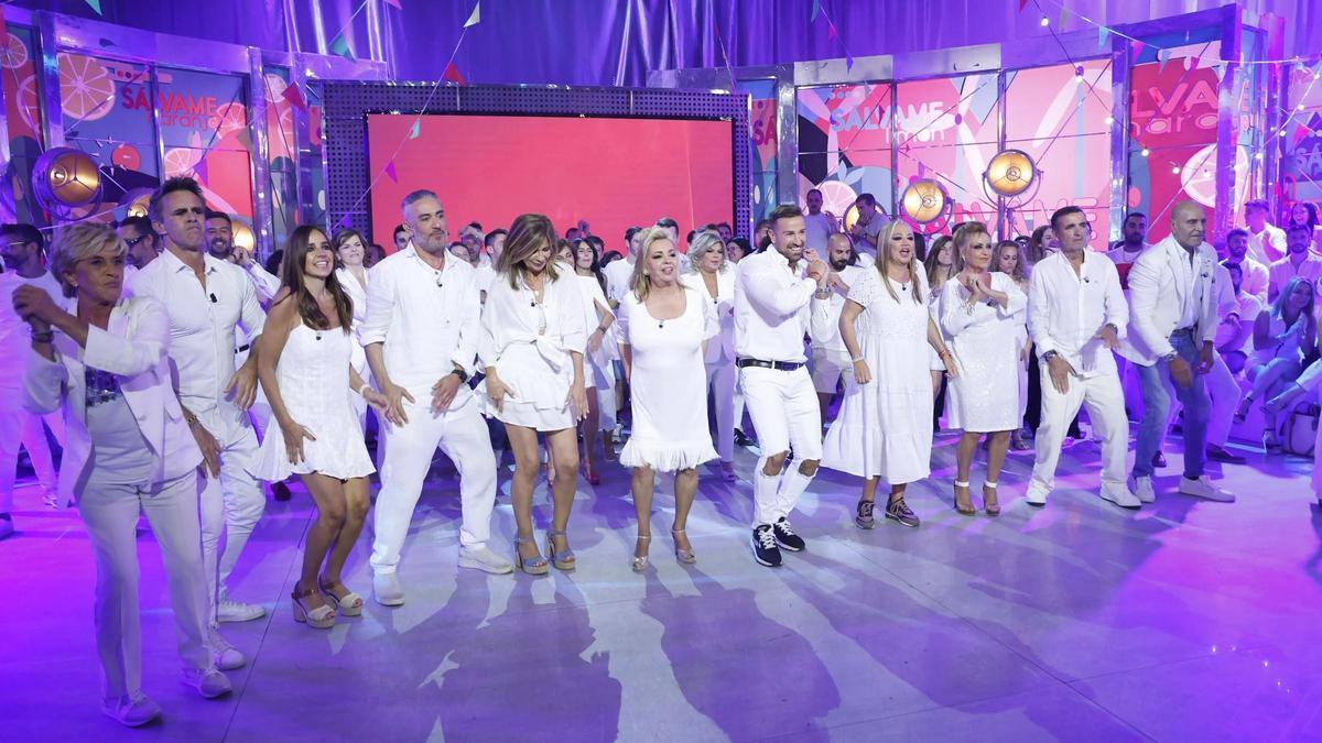 A una presentadora de Telecinco le pilla la cancelación de su programa ...