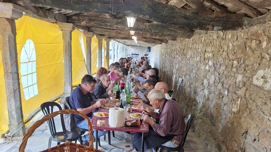 Siador se junta en torno a la paella