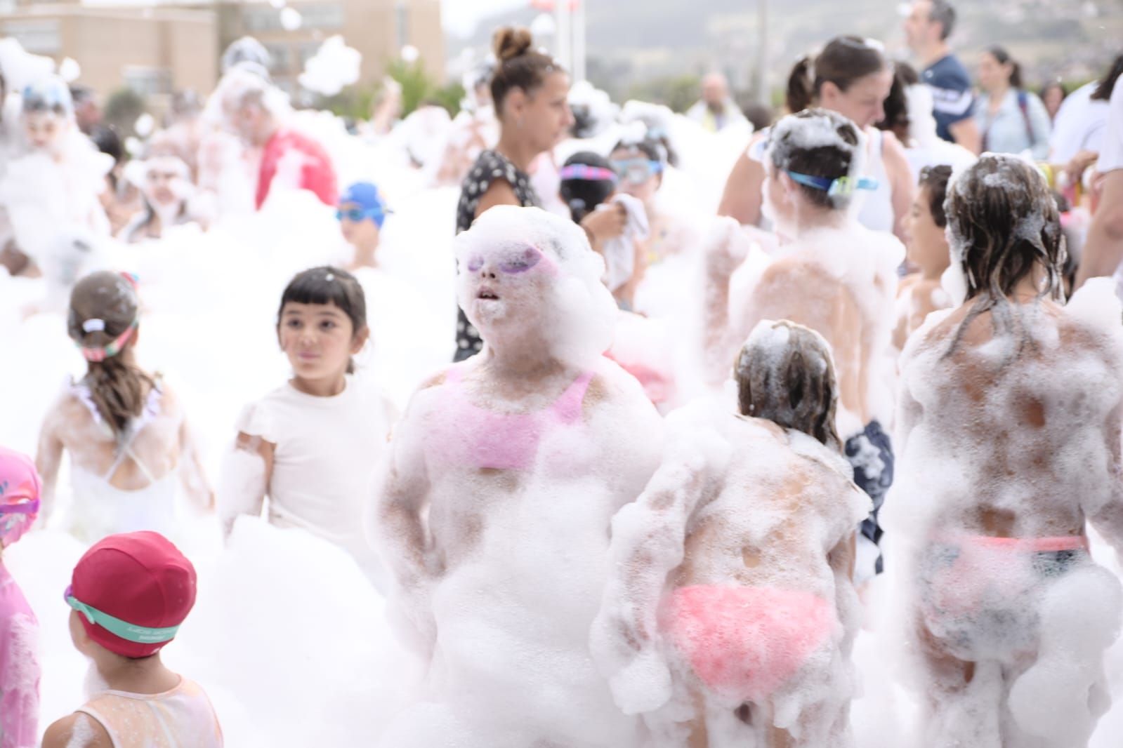 La fiesta de la espuma en el Santa Olaya, en imágenes