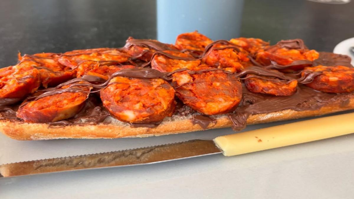 Qué es la tostada de chorizo con Nutella que arrasa en un bar de Córdoba