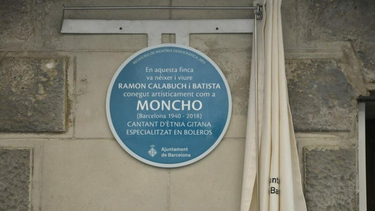 Barcelona inaugura una placa en homenaje a Moncho, el 'rey del bolero'