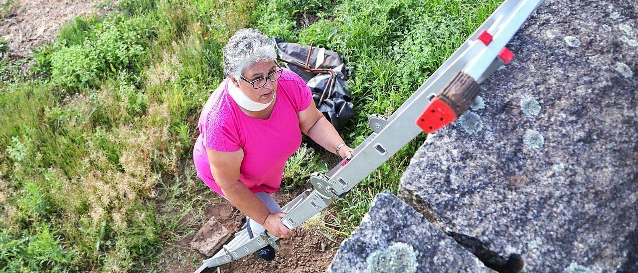 Una vecina de Vigo tiene que trepar un muro de 4 metros para acceder a ...