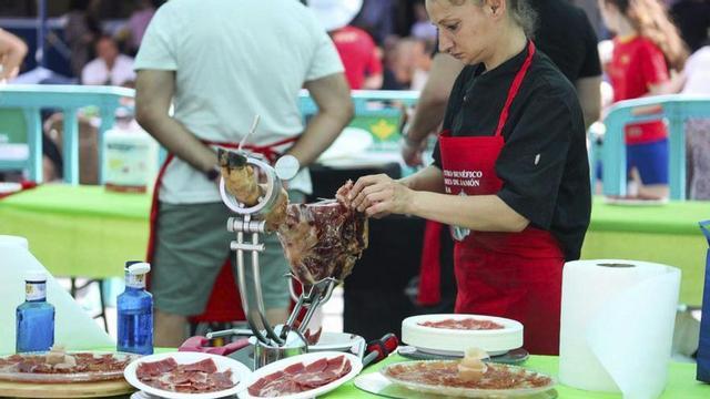 La ración solidaria de jamón "lo petó" para luchar contra el cáncer