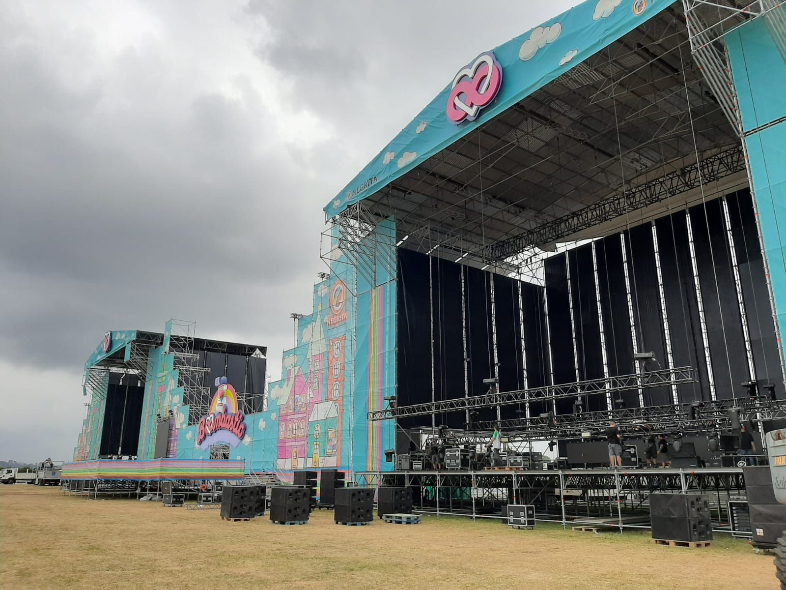 El Boombastic toma forma: así se ve La Morgal, una mini-ciudad para ...