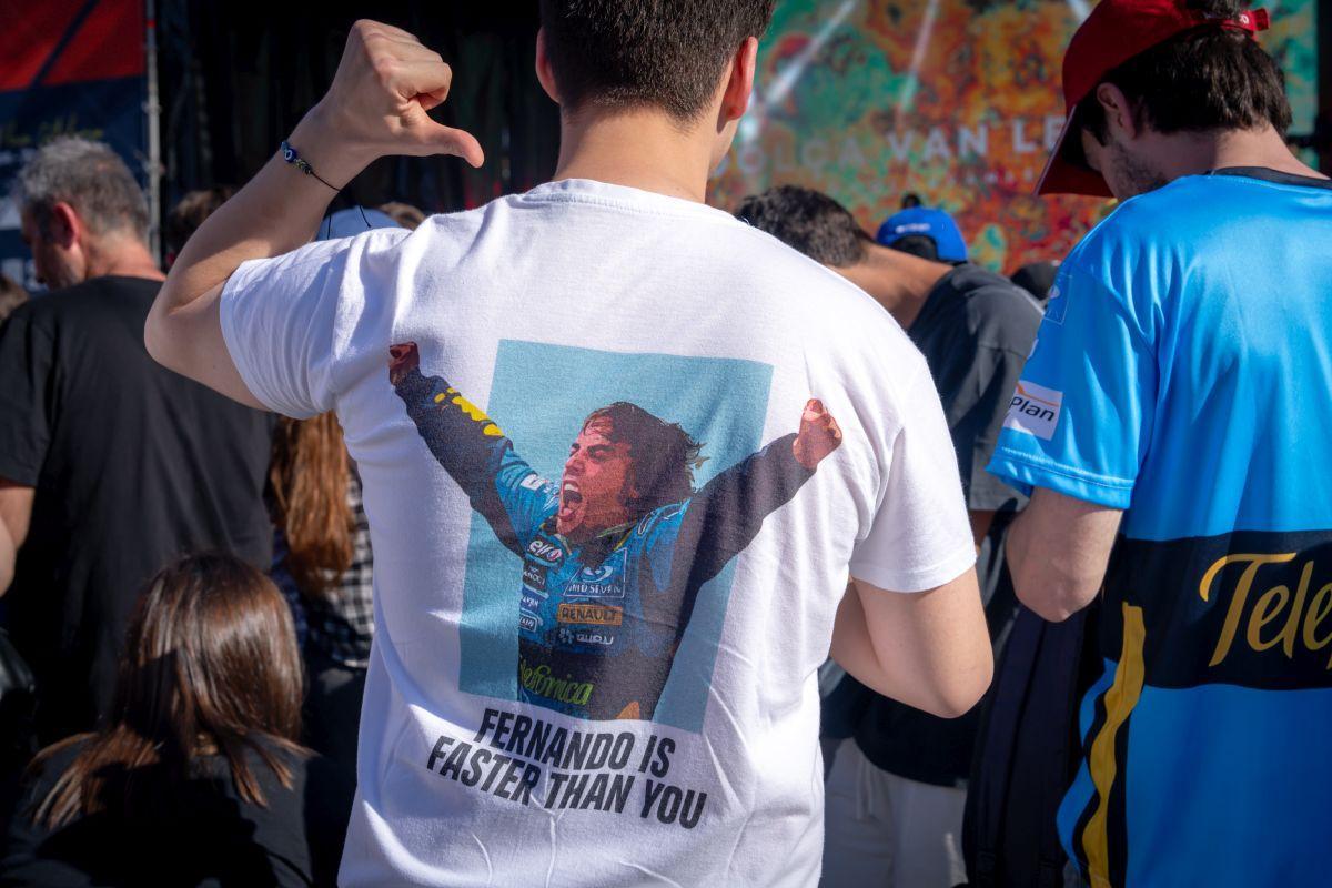 Una multitud se acerca a la Fan Zone de F1 Plaza Catalunya