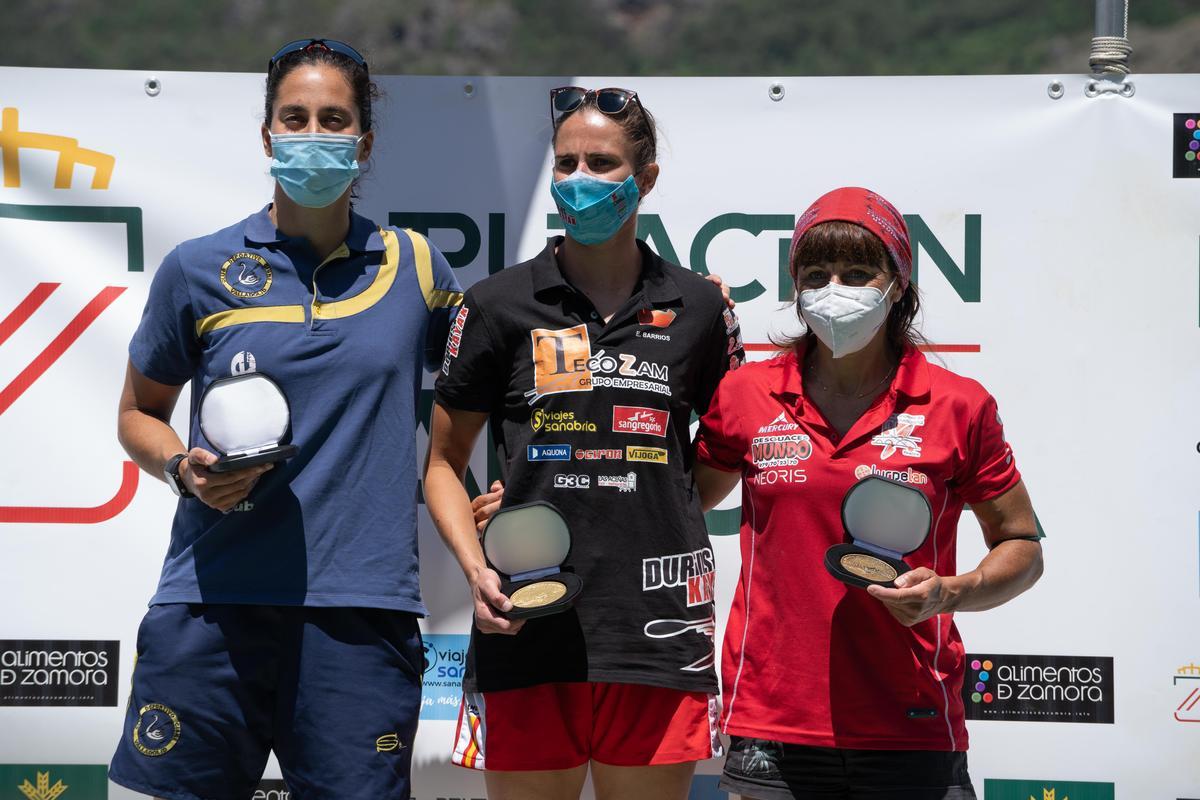 Eva Barrios reina en la vuelta de las piraguas a Sanabria