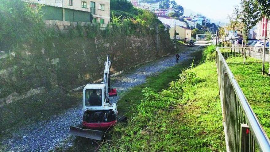 Limpian el tramo ferroviario de Chapela junto a la senda verde