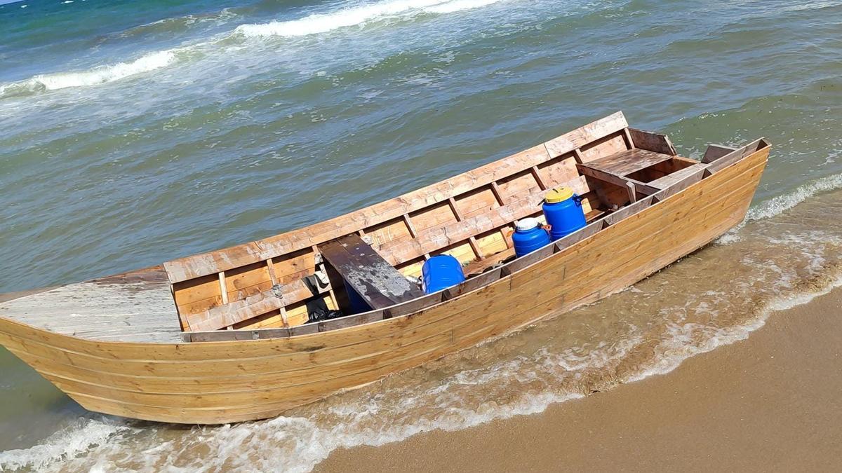 Aparece una patera vacía en la playa de Urbanova - Información
