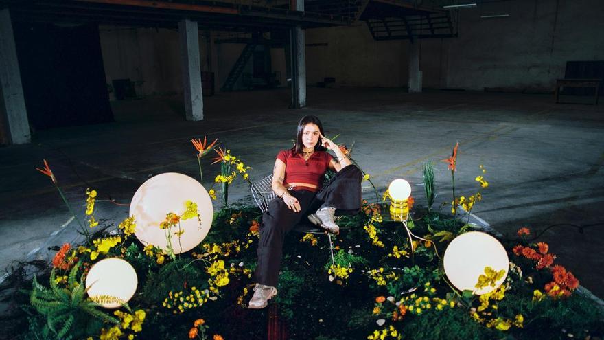 Suu, la cantautora catalana que narra las dudas de la juventud en su ...