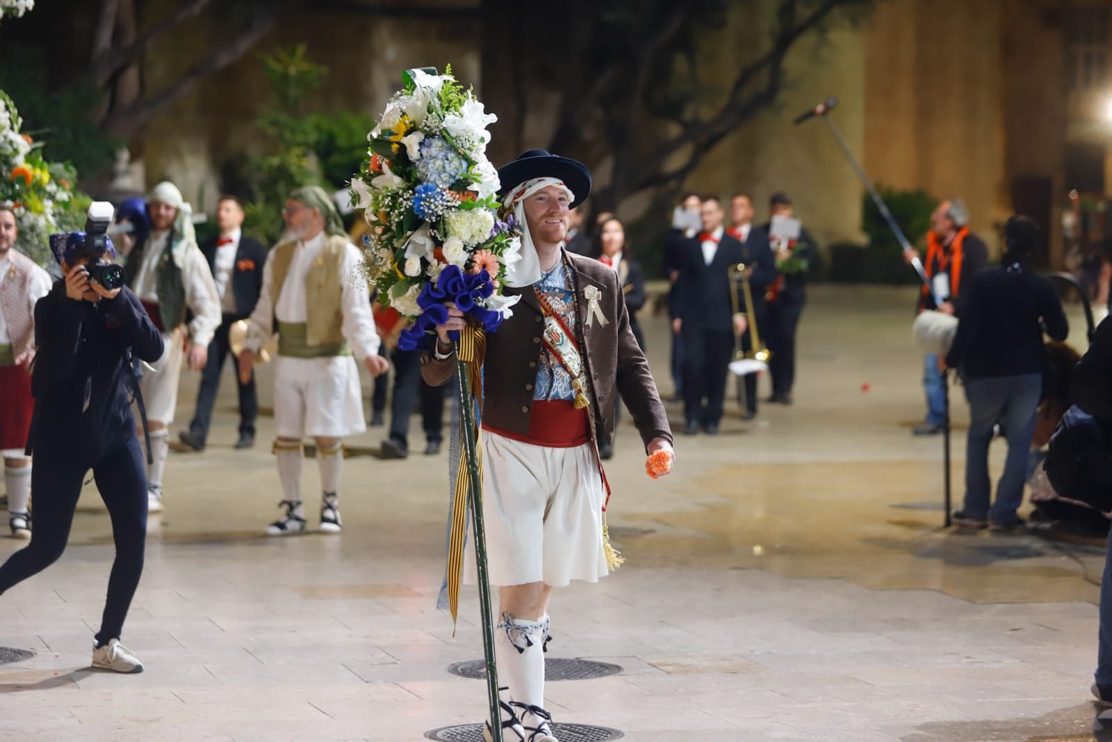 El Fallero Mayor de Borrull-Socors, Raúl Puerta, en la Ofrenda fallera ...