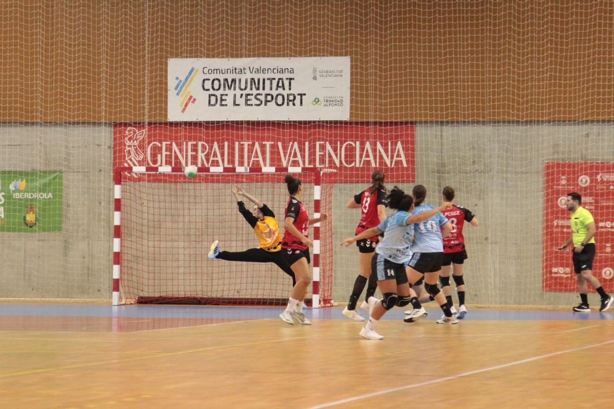 El BM Morvedre no falla en su debut en casa