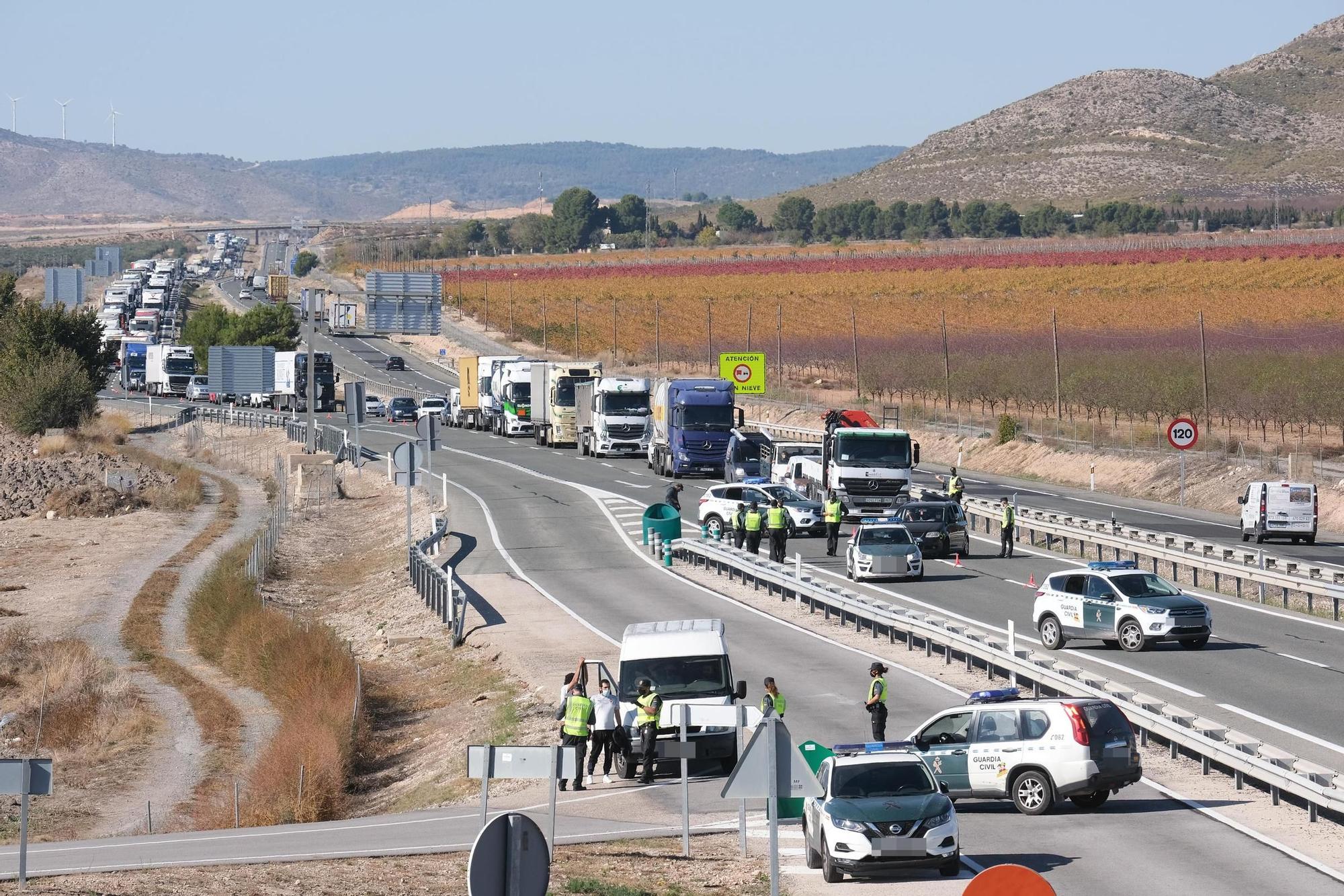 Controles en la autovía tras el cierre perimetral de la Comunidad ...