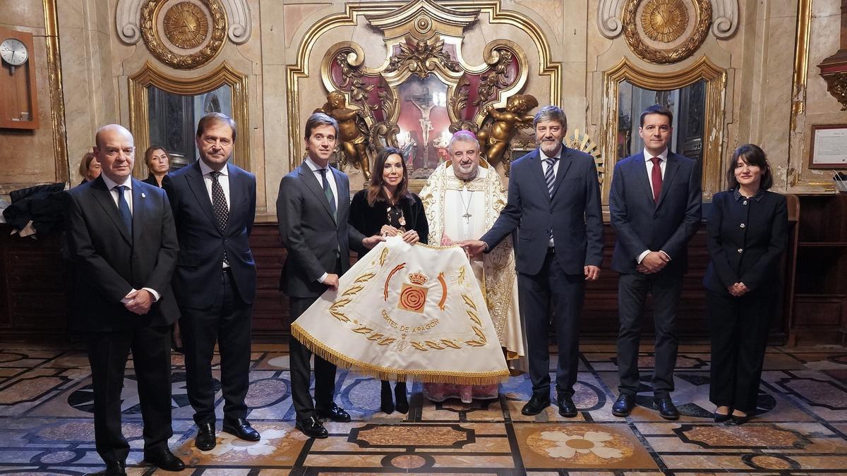 Las Cortes de Aragón donan un manto a la Virgen del Pilar como ...
