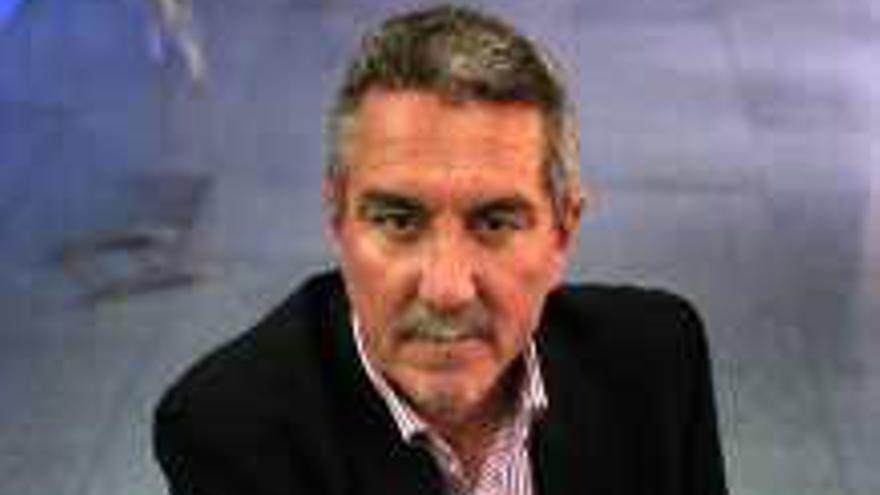 Manuel Avilés vuelve con una novela "corrosiva y despiadada"