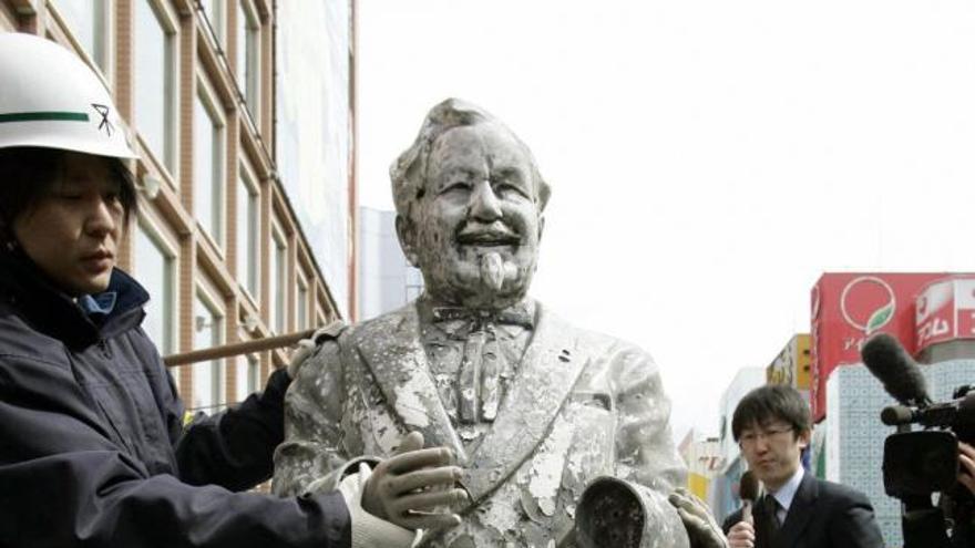Hallan la estatua del fundador de Kentucky Fried Chicken perdida hace ...