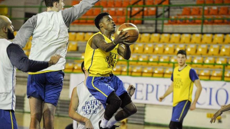 El base norteamericano Jalen Riley, a prueba con el COB - Faro de Vigo