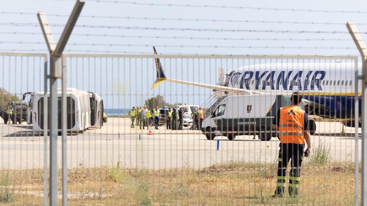 AMENAZA BOMBA AEROPUERTO IBIZA | Ryanair se disculpa por los ...