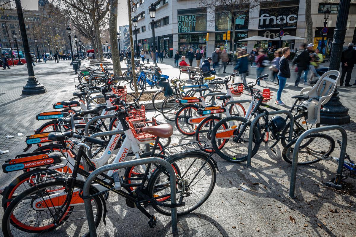 Bicicletas compartidas ocupan estacionamientos públicos de Barcelona ...