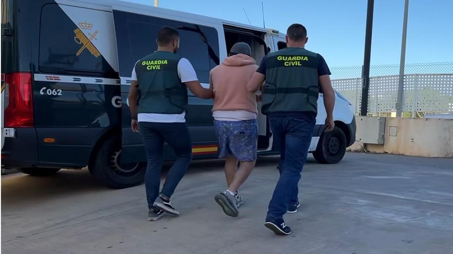 Un detenido en Ibiza con cinco identidades falsas por numerosos robos en interior de vehículos ...