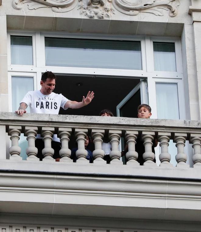 Fotos | Las imágenes de Leo Messi saludando a los aficionados en su hotel