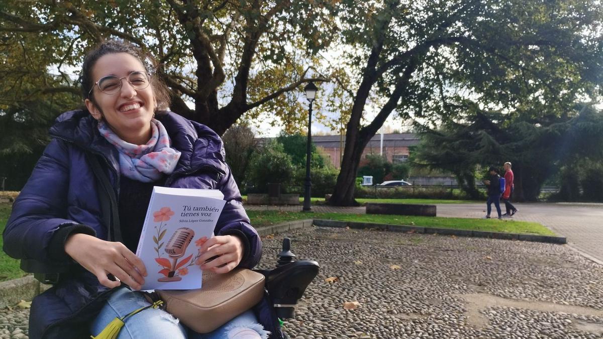 La llanerense Silvia López presenta en Oviedo su obra "Tú también ...