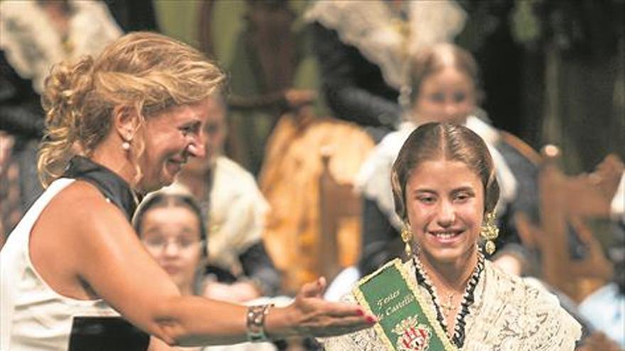 Corona de verde esmeralda para Lucía Burguete Alcaide, reina infantil ...
