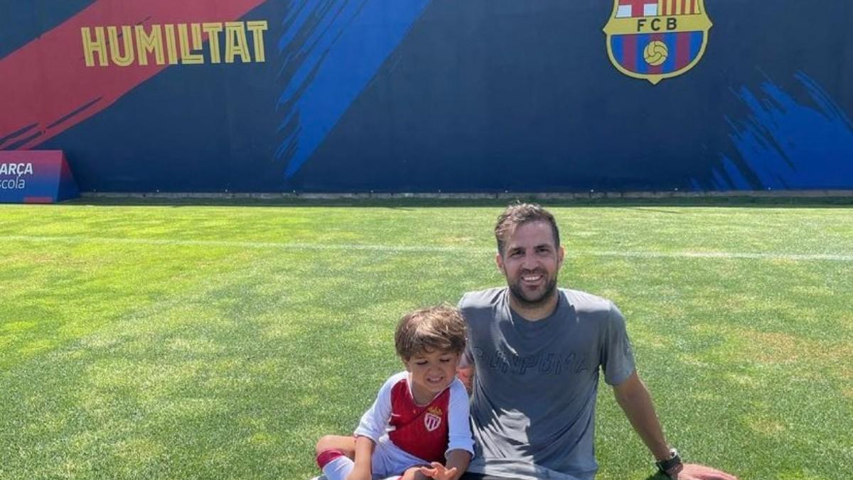 Cesc se pasa por la Joan Gamper junto a su familia para entrenar