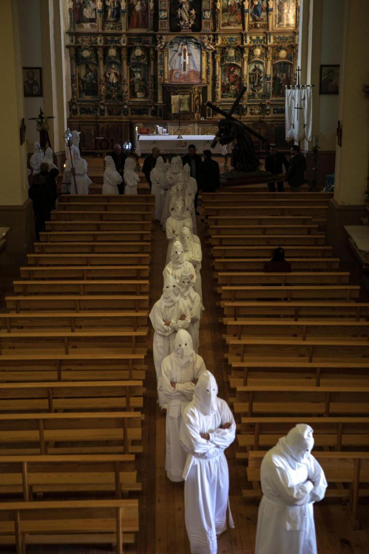 Villarrín, el pueblo de los sudarios blancos que se agarra a la tradición