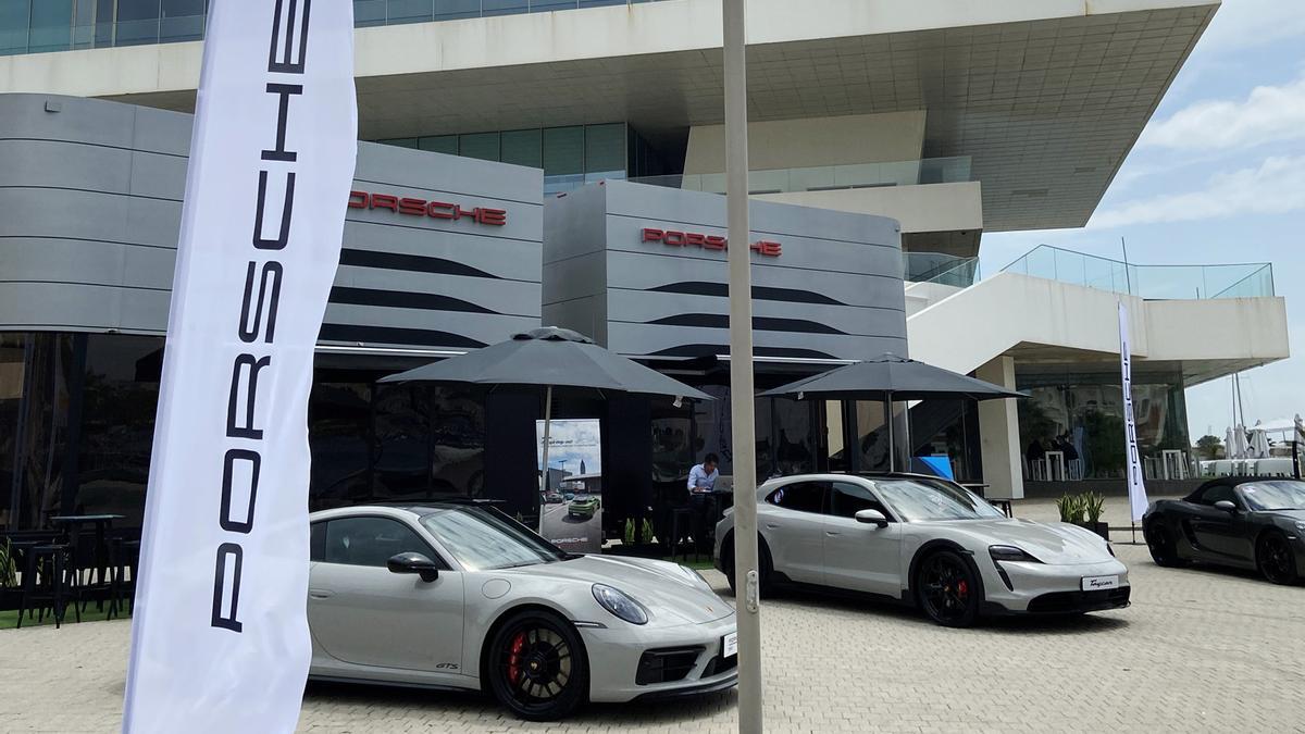El Porsche Mobile pasa por la Marina de València - Levante-EMV