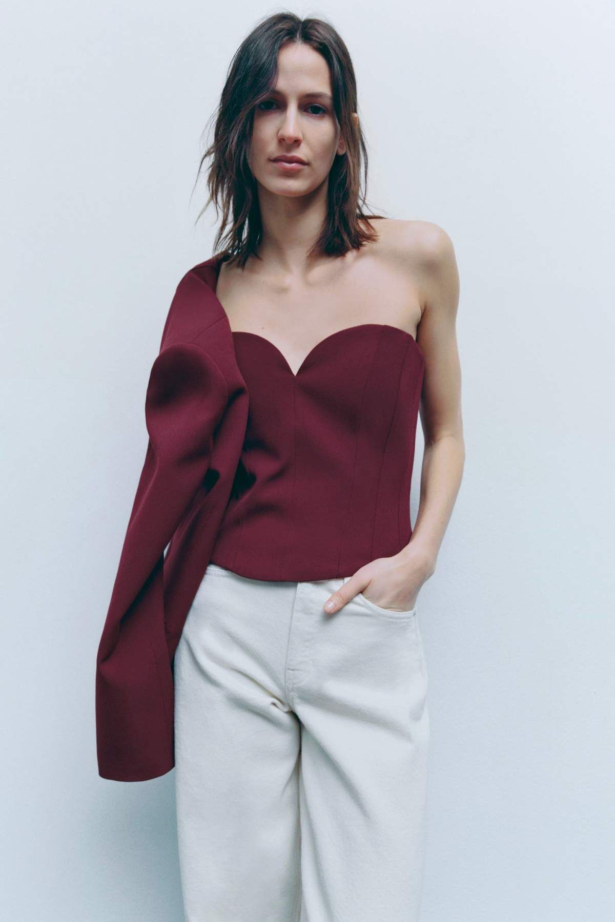 Zara | El top bustier que triunfará entre las invitadas de primavera