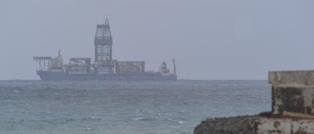 El ‘Pacific Mistral’ enfila el desguace tras abandonar el muelle Reina ...