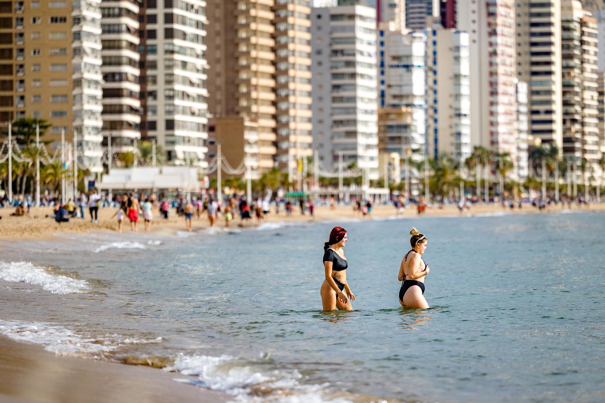Ambiente turístico y buen tiempo en Benidorm el día de La Constitución