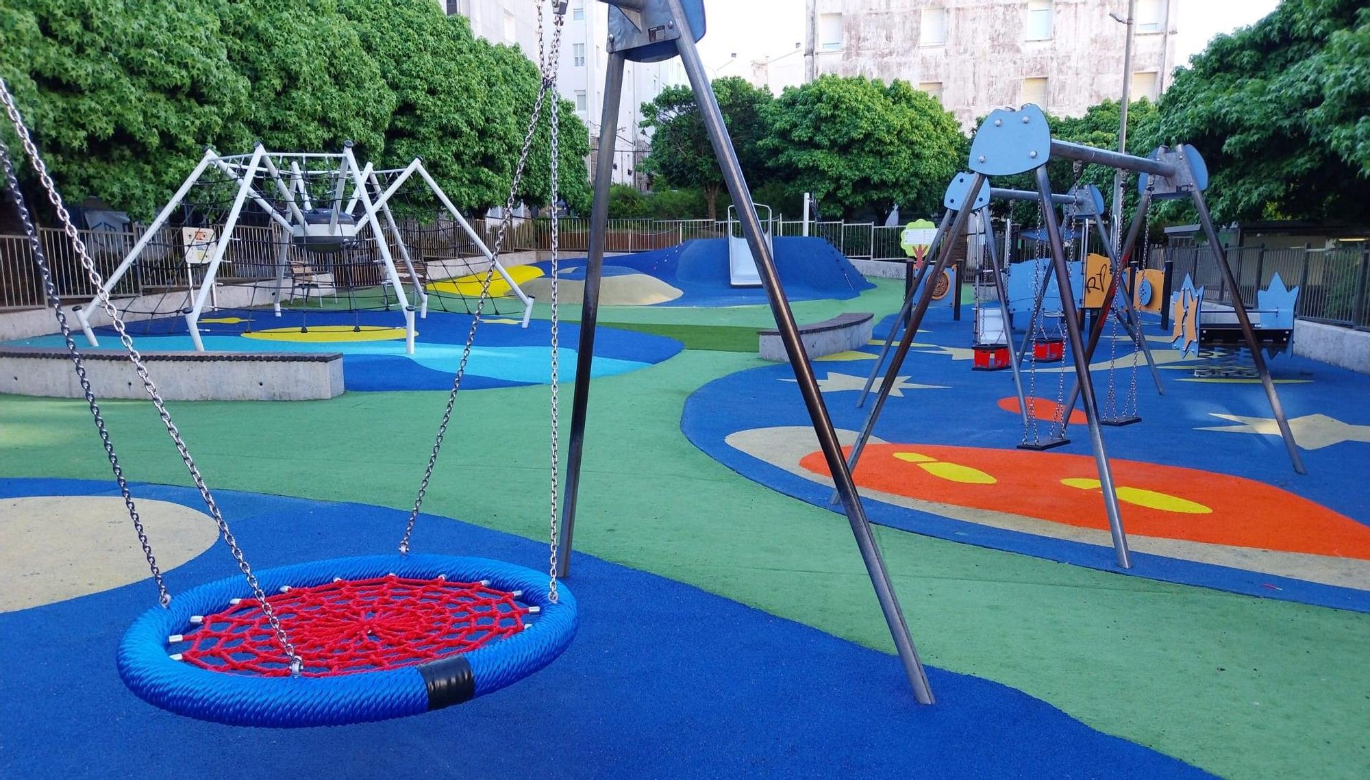 Reabren el parque infantil de la Praza Roxa