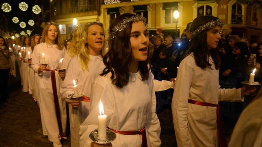 Lucía-Fest: Schweden singen auf der Plaça Santa Eulàlia