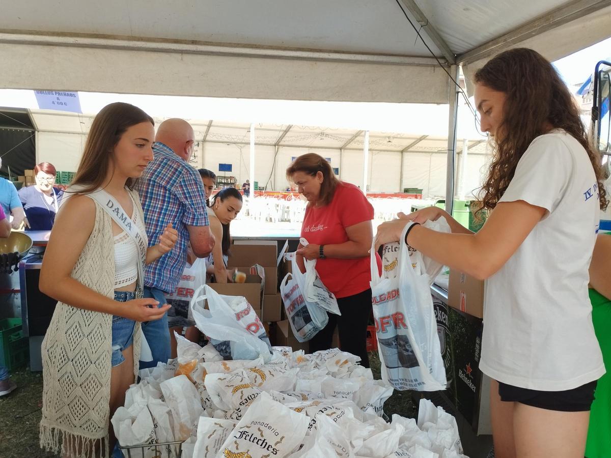 En imágenes: El Berrón reparte mil bollos en las fiestas de San Martín ...