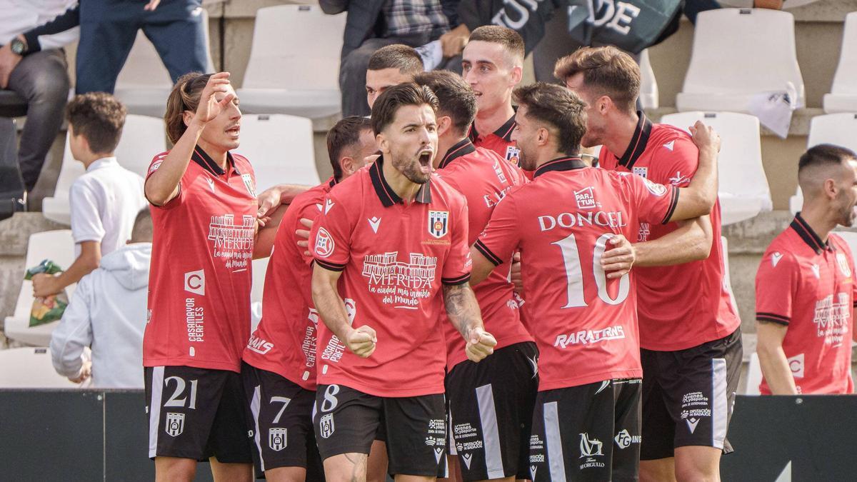 FÚTBOL PRIMERA FEDERACIÓN | El Mérida ya mira para arriba