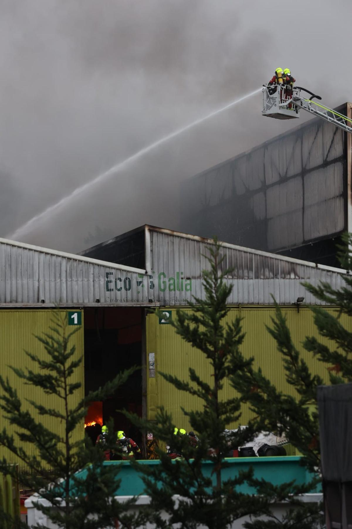 Arde una de las naves del punto limpio de Vigo