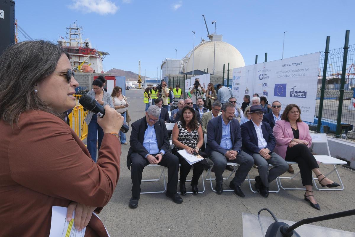 Montaje de un prototipo de aerogenerador flotante Wheel en el Puerto de ...
