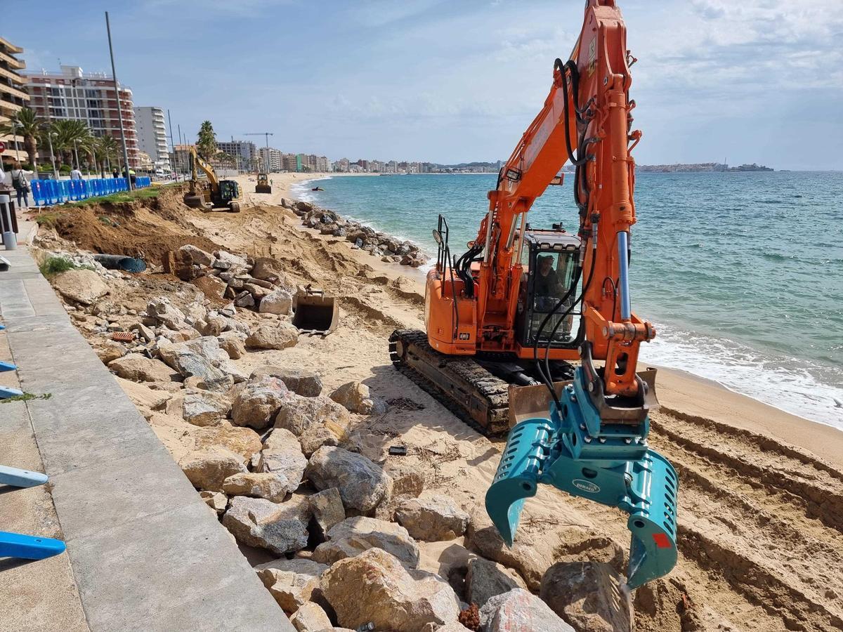 Calonge comença a refer la platja de Torre Valentina